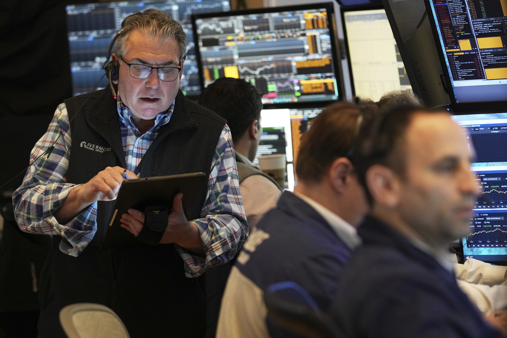 Dow drops 1,400 as US stocks lead worldwide sell-off after Trump’s ...